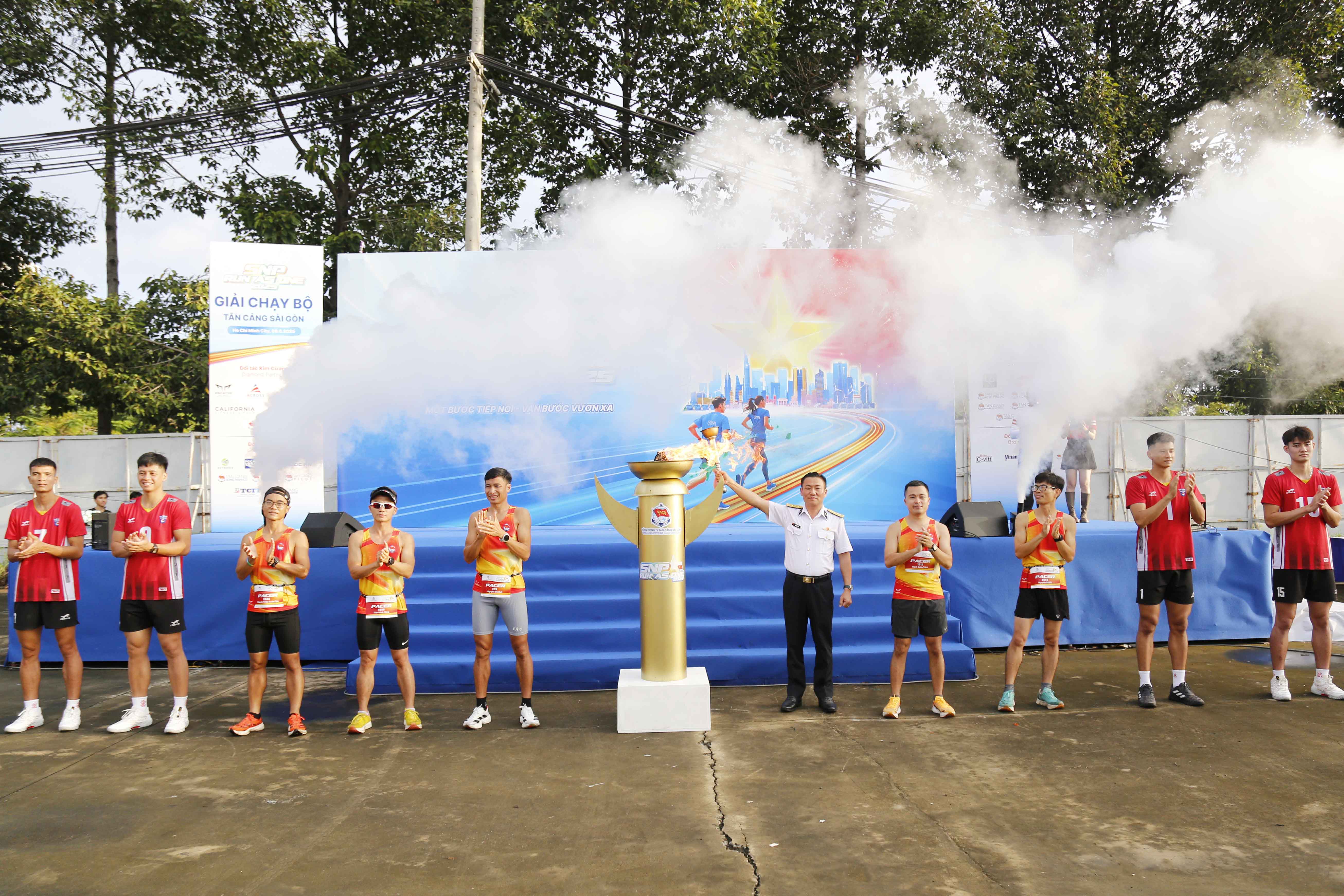 Gần 2.000 vận động viên tham gia giải chạy bộ “SNP Run As One” 2025